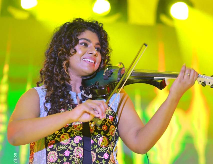 വയലിനിൽ തോരാത്ത രാഗമഴ, നാദഗോപുരമേറി, ലക്ഷ്മി ജയൻ | Malayalam News