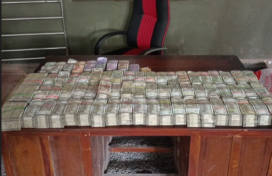 വളാഞ്ചേരിയില്‍ വന്‍ കുഴല്‍പ്പണ വേട്ട; 1.68 കോടി രൂപയുമായി രണ്ടു പേര് ...