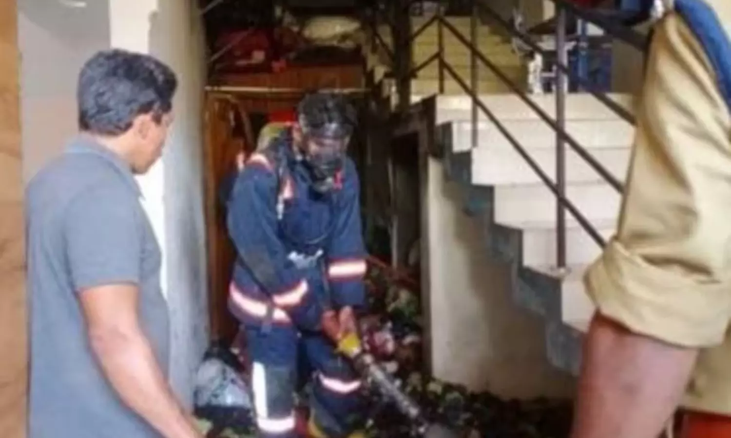 കോഴിക്കോട് ഓമശ്ശേരിയില്‍ ഫര്‍ണ്ണിച്ചര്‍ കടയില്‍ വന്‍ തീപ്പിടുത്തം ...