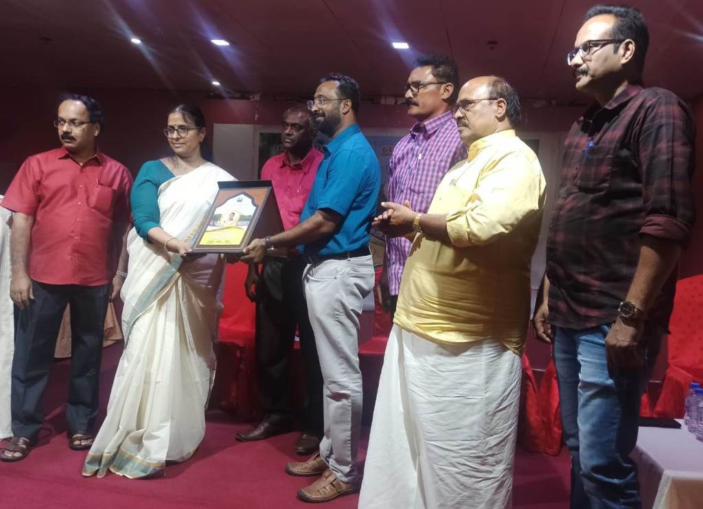 പുഷ്പ സുരേഷിന് പത്തനംതിട്ട ജില്ലാ സംഗമം യാത്രയയപ്പ് നൽകി | Malayalam News